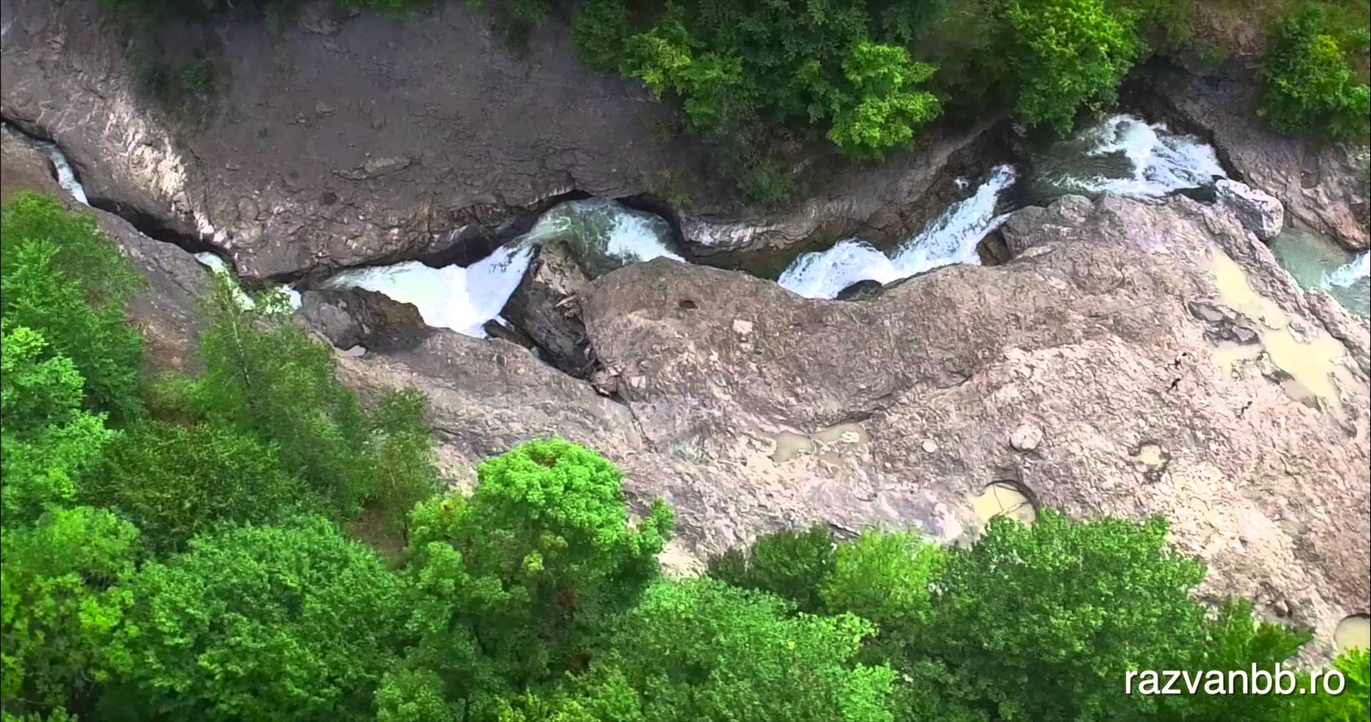 Cascada Putna filmată din dronă (#calatorestecumine) - razvanbb.ro